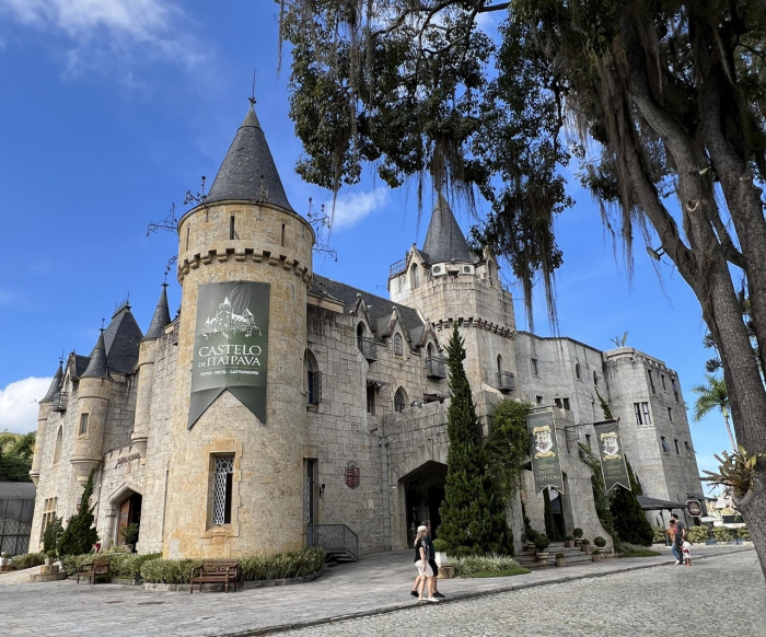 Você sabia que pose se hospedar em um castelo no Brasil?